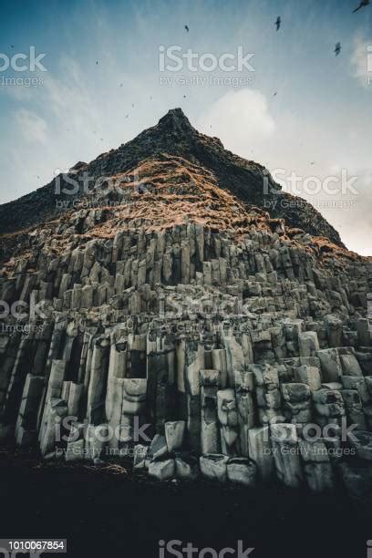 Reynisfjara의 검은 모래 해변 그리고 마운트 Reynisfjall 아이슬란드 바람이 아침 바다의 파도입니다 화려한