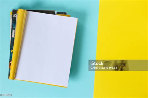 모형 잡지 및 카탈로그 개념입니다 파란색과 노란색 바탕에 잡지의 페이지를 오픈 공간에 복사 합니다 서식 파일 잡지에 대한 스톡 사진 및 기타 이미지 Istock