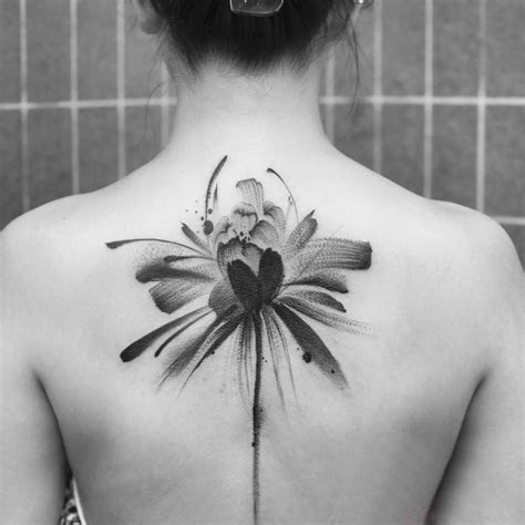 后背纹身女 女生后背上黑色的花朵纹身图片 儿童画简笔画图片 哇图网