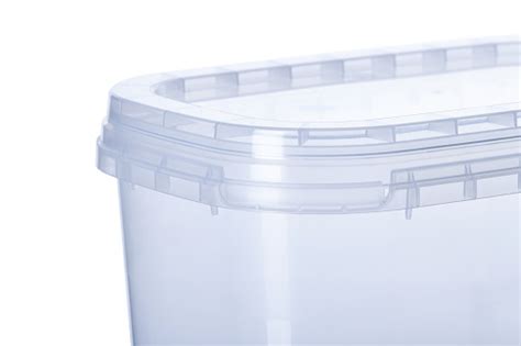 투명한 뚜껑이있는 투명한 타원형 용기 1360 Ml 흰색 배경에 플라스틱 용기 흰색에 격리 된 식품 플라스틱 상자 식품 또는