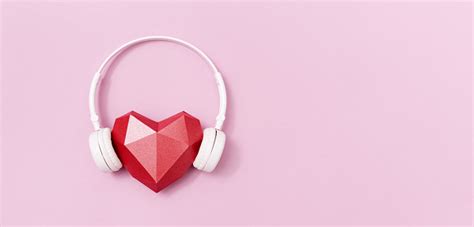 흰색 헤드폰에 빨간색 다각형 종이 하트 모양입니다 음악 개념입니다 Dj 헤드셋 최소한의 스타일 복사 공간이 있는 배너입니다 음악에 대한 스톡 사진 및 기타 이미지 Istock