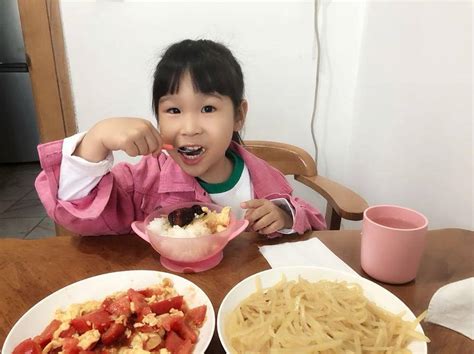 劳动小达人帮长辈做家务，七幼孩子的劳动节这样过光荣幼儿园家人