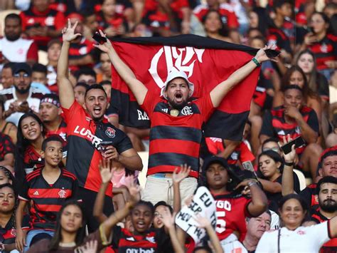Torcida Do Flamengo Veta Jogador De Homenagem Em Goleada Sobre O