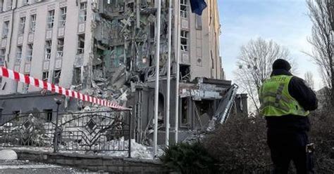 У Києві ракета влучила у готель та палац Україна зявилися перші кадри наслідків атаки росіян