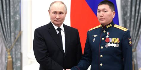 Путин вручил Звезду Героя России офицеру бригады устроившей концлагерь для гражданских при