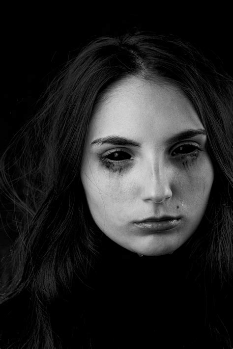 회색조의 여자 얼굴 사진 Unsplash의 무료 초상 이미지