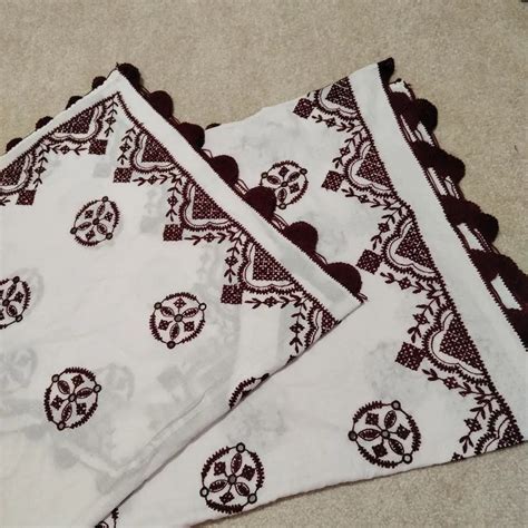کمدا قیمت و خرید رومیزی نخی تترون رنگ سفید با گل زرشکی سایز 6 و 8 نف