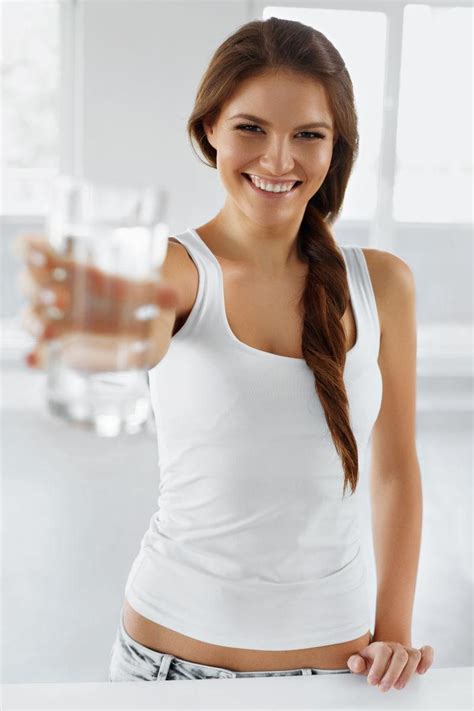 喝水的美女图片 美女每天一杯水的健康生活素材 高清图片 摄影照片 寻图免费打包下载