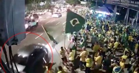 Covardia Motorista Joga Carro Em Cima De Manifestantes Em Frente Ao