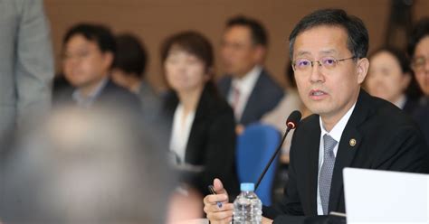 국감 질의에 답변하는 이형일 통계청장