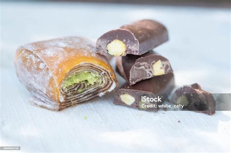 흰색 나무 바탕에 피스타치오와 동부 터키 과자 피스타치오와 향기로운 라바 초콜릿 과자입니다 0명에 대한 스톡 사진 및 기타 이미지 Istock