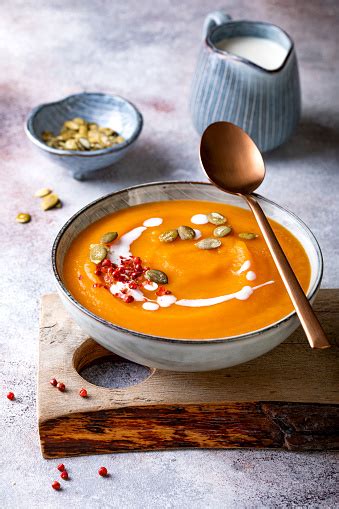 크림 씨앗 향신료를 곁들인 채식주의 가을 호박과 당근 수프 가을과 겨울의 편안함 건강한 슬로우 푸드 0명에 대한 스톡 사진 및