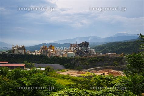 山の中にある大きな建物の採石場の写真素材 262555370 イメージマート