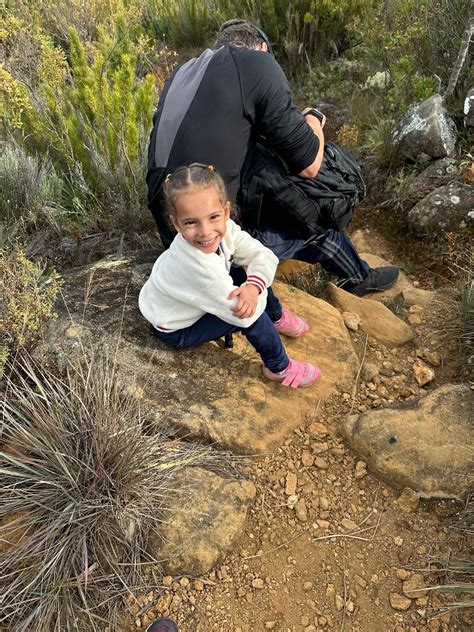 Rainha Da Montanha Criança De 5 Anos Sobe O Pico Da Bandeira Aqui