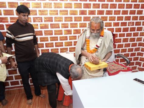 Mla Brijmohan Agrawal Meet Mahant Ramsundar Das Touched His Feet And
