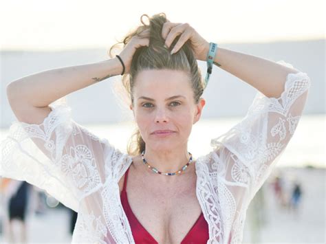 Maria Cândida Posa De Biquíni E Esbanja Beleza Natural