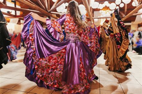 Hermosas Chicas Gitanas Bailando Con El Tradicional Vestido Floral