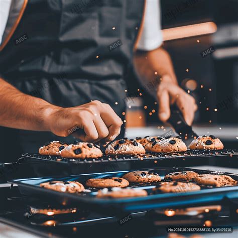 Ai创作图巧克力饼干厨师 小吃制作动作 曲奇制作过程 食品制作美食制作 厨烹饪烹调 曲奇生产 拿出烘焙好的饼干 手工烘焙制作 厨艺烹饪烹调 曲奇饼干制作 专业烘培 厨房厨师操作 制作糕点厨师