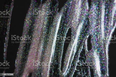 브러쉬와 빛나는 파우더를 클로즈업하세요 브러시 의 끝에 매우 얕은 초점 매니큐어의 빛나는 광택의 감촉 브러쉬 옆에 매니큐어 한 병 화장품 광고 컨셉 검은색에 대한 스톡 사진