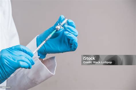 Dokter Memegang Jarum Suntik Dan Botol Dengan Larutan Injeksi Foto Stok