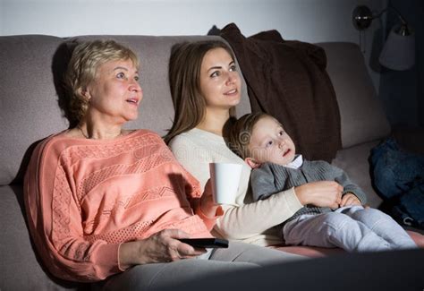 Mujer Con Su Madre E Hijo Ven Películas En Descanso Nocturno Foto de archivo Imagen de retrato