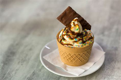 초콜릿 쿠키와 함께 웨이퍼 컵에 아이스크림 디저트 흐린 빛 복사 공간 배경에 토 핑 창조적 인 장식 0명에 대한 스톡 사진 및 기타 이미지 Istock