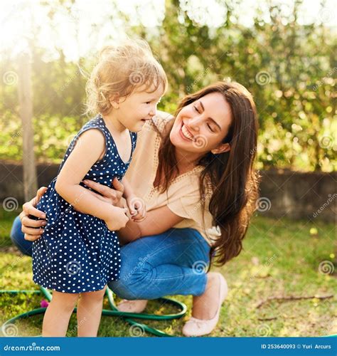 Mama Zal Er Altijd Zijn Om Haar Kleine Prinses Te Verzorgen Een Moeder
