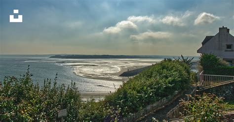 바다가 내려다보이는 언덕 위의 집 사진 Unsplash의 무료 파도 이미지