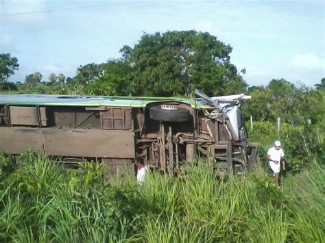 Ambulância Do Samu E ônibus De Passageiro Batem De Frente Na Br 135