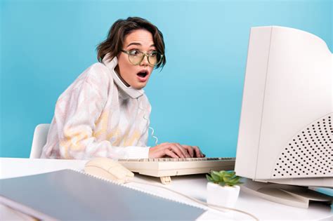 인상 충격을 받은 사람의 사진 케이블 전화 타이핑 파란색 배경에 고립 된 오래된 Pc 키보드 워크 스테이션을 말합니다 25 29