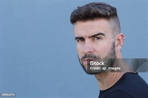 Pemuda Bergaya Dengan Gaya Rambut Undercut Foto Stok Unduh Gambar