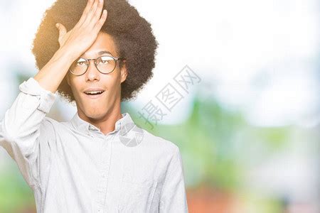 戴眼镜的帅哥因犯错而惊讶地用手顶着头部高清图片下载 正版图片505883198 摄图网