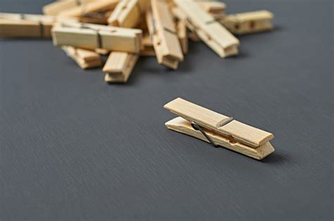 많은 나무 옷핀의 힙은 욕실의 어두운 콘크리트 책상에 놓여있습니다 클로즈업 가사 집안일에 대한 스톡 사진 및 기타 이미지