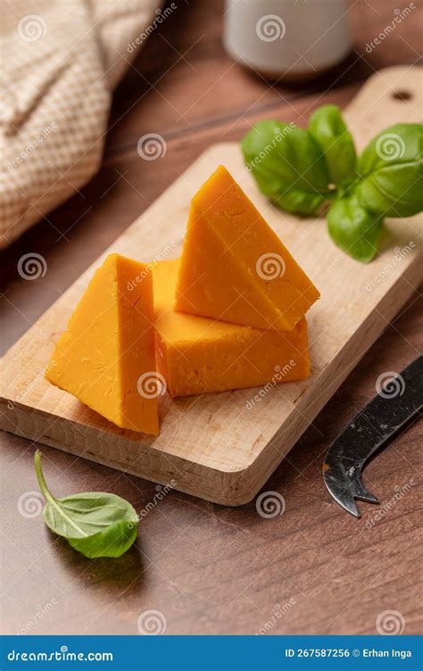 Rodajas De Queso Naranja Cheddar Espacio De Fondo De Madera Foto De