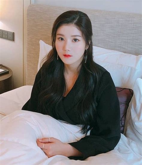 Pin De Chanhee S Dad En Iz Ne Celebridades Novios Mujercitas