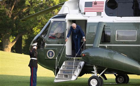 Joe Biden Se Golpea La Cabeza Al Salir Del Marine One Horas Después De
