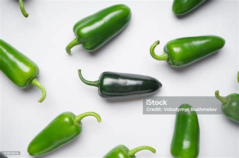 흰색 배경에 할라페노 고추의 그룹 상단 보기 클로즈업 녹색 칠리 페퍼 건강한 식생활에 대한 스톡 사진 및 기타 이미지 건강한