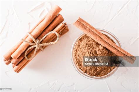 계 피 스틱 밧줄으로 묶여와 테이블에 그릇 거짓말에 계 피를 접지 0명에 대한 스톡 사진 및 기타 이미지 0명 가루로 빻은