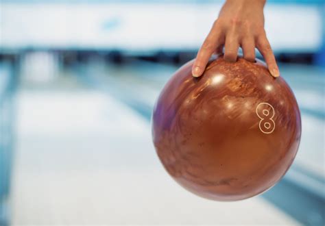 How To Hold A Bowling Ball Regretless