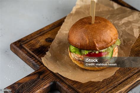 트리오 버거와 토마토를 체크 무늬 천 테이블 위에 나무 접시에 담다 0명에 대한 스톡 사진 및 기타 이미지 0명 3가지 개체 개념 Istock