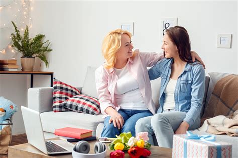 엄마와 딸 함께 집에서 축 하 앉아있는 포옹을 보고 서로 행복 가정 생활에 대한 스톡 사진 및 기타 이미지 가정 생활