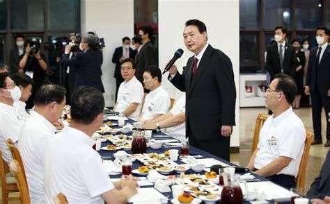 포옹으로 與 투톱 힘 실어준 윤석열당내 갈등 봉합될까 아주경제