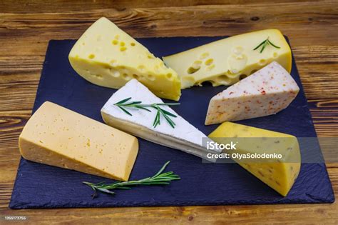 나무 테이블에 검은 슬레이트 보드에 치즈의 다양한 유형의 세트 개체 그룹에 대한 스톡 사진 및 기타 이미지 개체 그룹 건강한 식생활 검은색 Istock