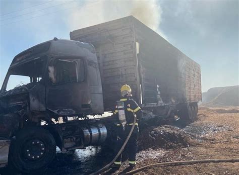 Carreta fica destruída após pegar fogo em estacionamento no sul do TO