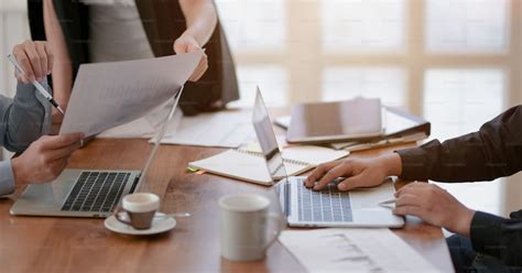 회의실에서 노트북 컴퓨터를 사용하면서 함께 프로젝트를 진행하는 비즈니스 사람들 사진 Unsplash의 테이블 이미지