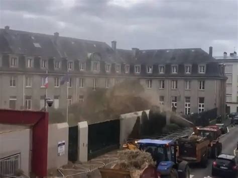 Video Agricultores franceses protestan arrojando estiércol a edificios de gobierno