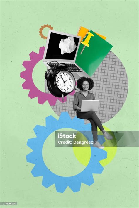 수직 포스터 콜라주 젊은 여자 노트북 디지털 장치 알람 벨 노트북 복사 책 용품 톱니 바퀴 기어 효율성 자동화 20 24세에 대한 스톡 사진 및 기타 이미지 Istock
