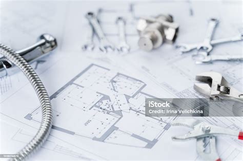 집에서 배관 프로젝트 그림 도표 아파트 건물의 물 공급 계획 집에서 수리를하는 남자 수리공 장치 부속품 호스 탭 조정가능한 렌치 압력 감속기 테이프 측정 0명에 대한 스톡