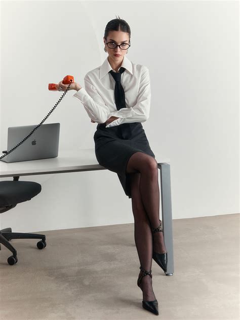Прямая юбка-карандаш до колена с ремнем :: LICHI - Online fashion store