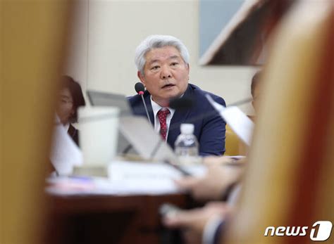 청문회 질의에 답변하는 김홍일 방통위원장 후보자